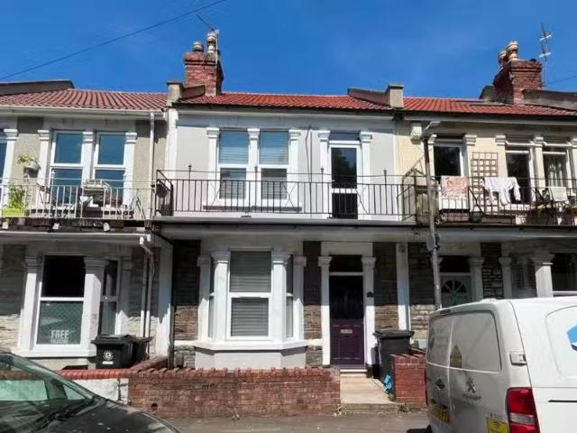 Unique 1 BA 3 bedroom terraced house for rent in Lyndale Road.