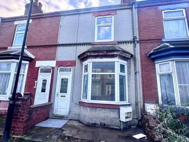Cheap 1 BA 3 bedroom terraced house for rent in West End Avenu.