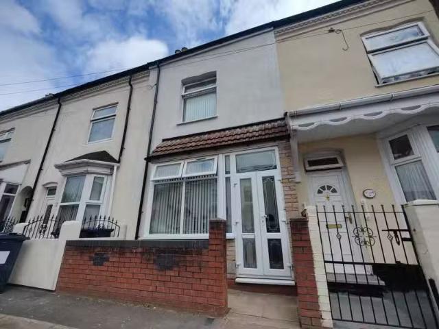 Just in! 1 BA 3 bedroom terraced house for rent in Whitehall R.