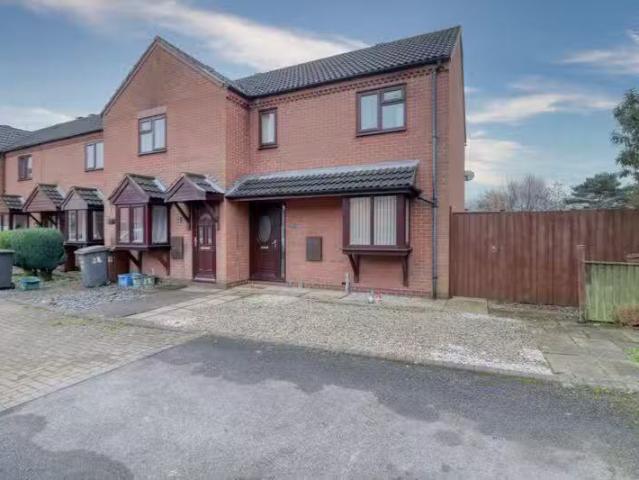 Deal! 1 BA 3 bedroom terraced house for rent in Trinity Court.
