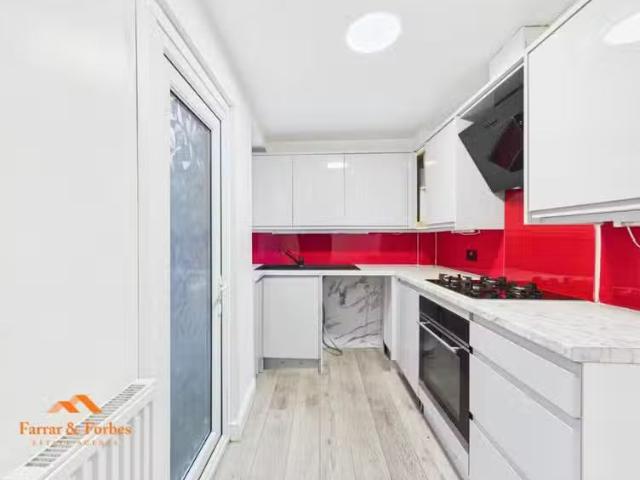 Charming 1 BA 3 bedroom terraced house for rent in Vaughan Str.