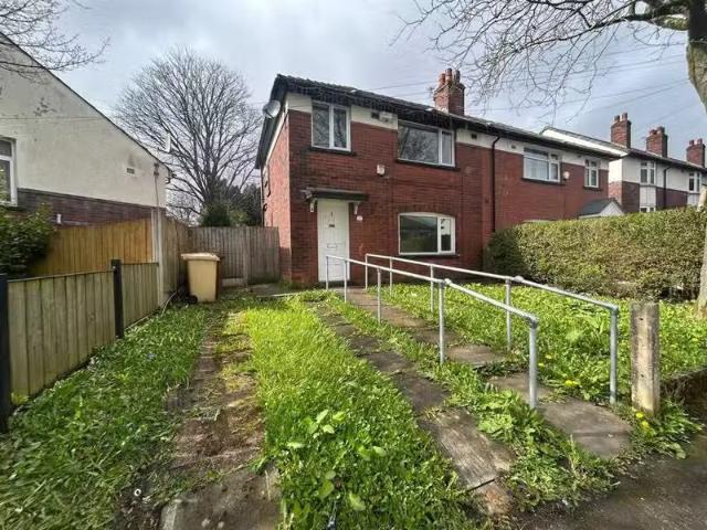 Just in! 1 BA 3 bedroom terraced house for rent in Valpy Avenu.
