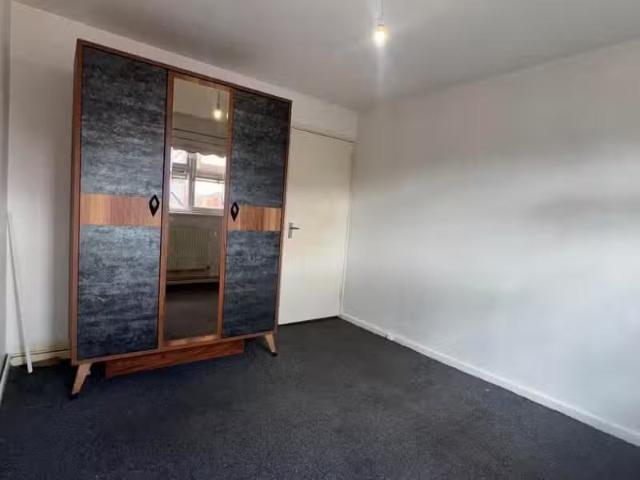 Cheap 1 BA Ground floor studio flat for rent in Room 1, Red Wi.