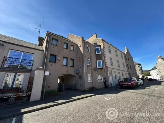 Cozy 1 BA Property to rent in 14 Flat 7, North William Street.