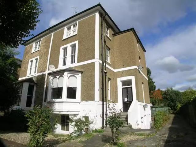 Cozy 1 BA Studio apartment for rent in St. James Road, Surbito.