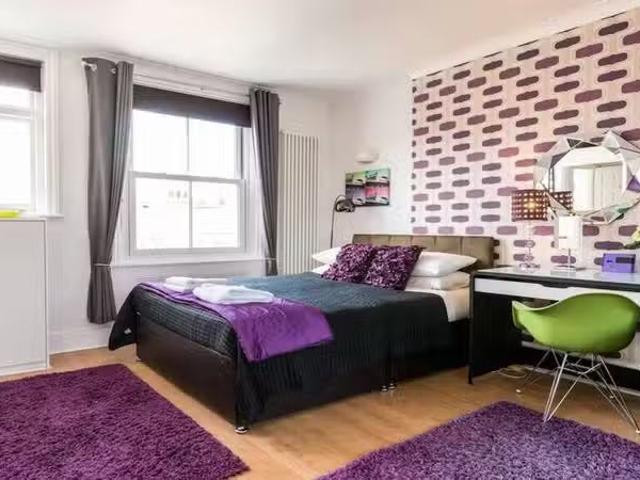 Cozy 1 BA Studio apartment for rent in Ship Street, Brighton.