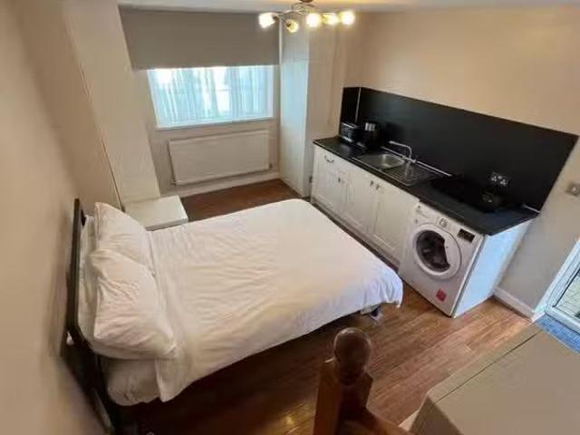 Rental! 1 BA Studio flat for rent in Westview Drive, Woodford.