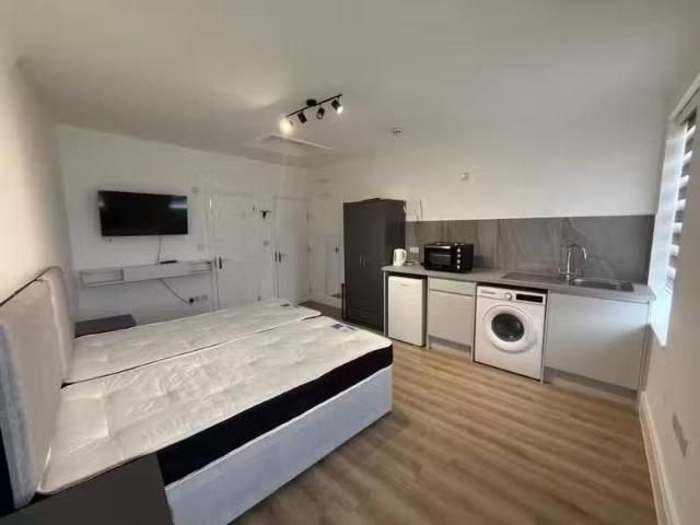 Rental! 1 BA Studio flat for rent in birdfosters Road, Barnet.