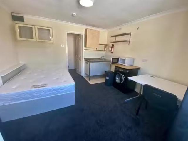 Cheap 1 BA Studio flat for rent in Broadway Treforest, Pontypr.