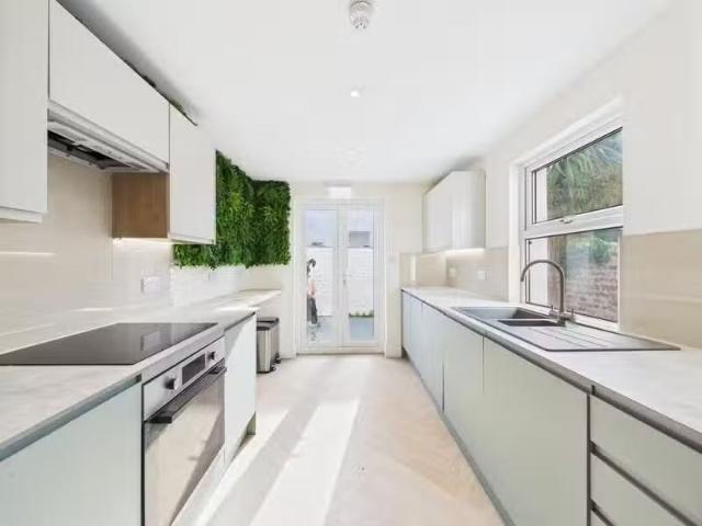 New 1 BA Studio flat for rent in Hertford Road, Worthing, BN11.