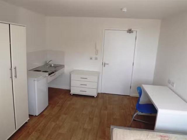 Deal! 1 BA Studio flat for rent in Large Studio, Bills Include.