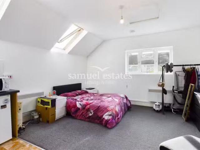 Cheap 1 BA Studio flat for rent in Silverleigh Road, Thornton.