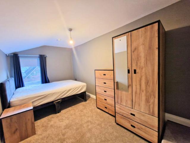 NEW 1 Bed Flat Near Northfield Train Station!