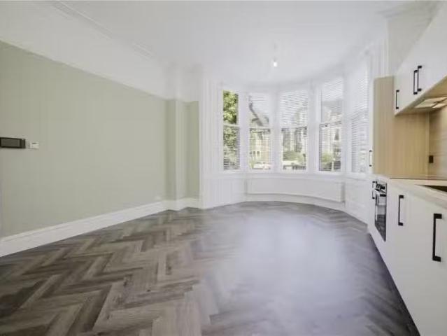 Charming 1 bedroom apartment for rent in Cathedral Road, Pontc.