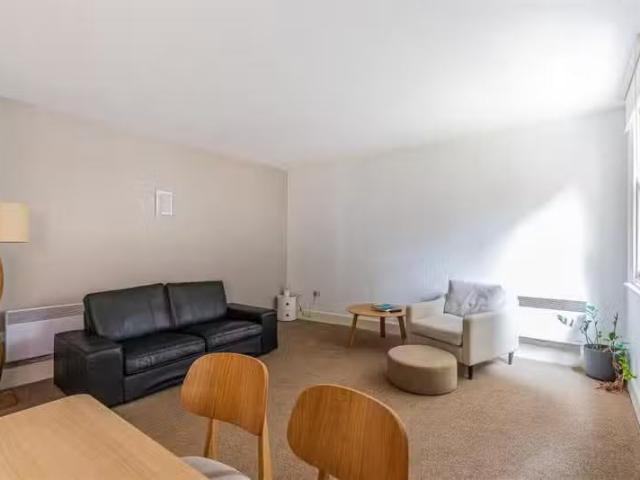 Unique 1 bedroom apartment for rent in Cathedral Road, Pontcan.