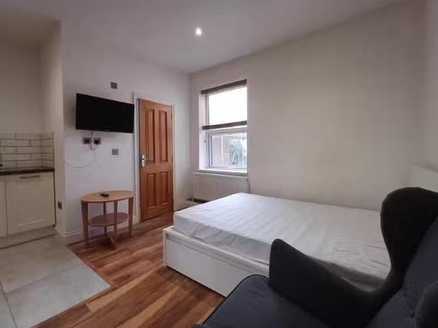 Deal! 1 bedroom apartment for rent in Charminster Road, Bourne.