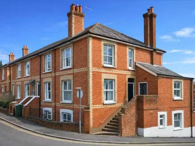 Cheap 1 bedroom apartment for rent in Cooper Road, Guildford.