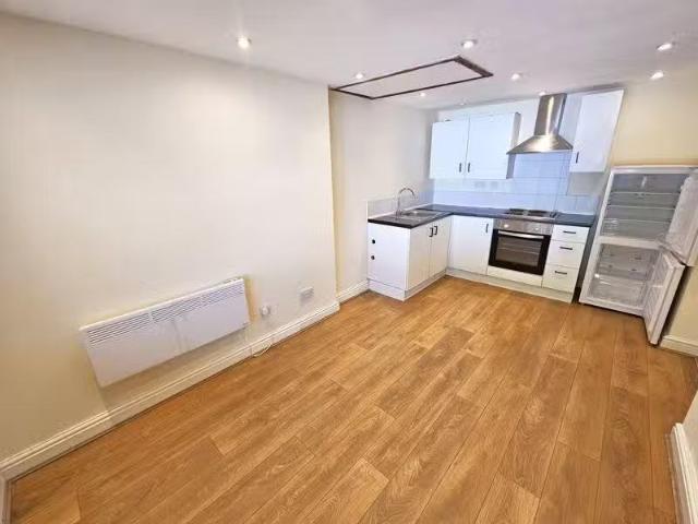 For Rent! 1 bedroom end of terrace house for rent in Clarence.
