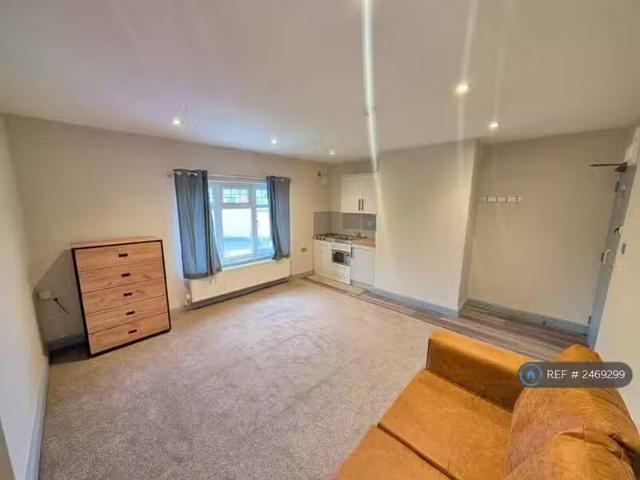 For Rent! 1 bedroom flat for rent in Station Road, Northfield.