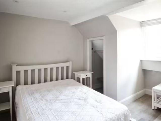 Cheap 1 bedroom Flat to rent, High Street, Windsor, SL4 £1,25.