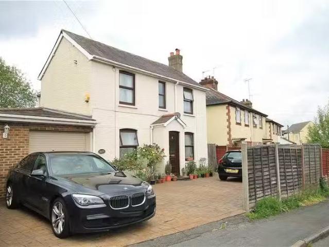 Cozy 1 bedroom house share for rent in Beechwood Road, Knaphil.