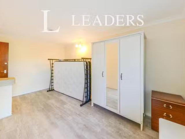 Deal! 1 bedroom house share for rent in Lamb Close, AL10