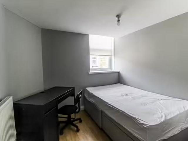 For Rent! 1 bedroom house share for rent in Queen Street, Tref.