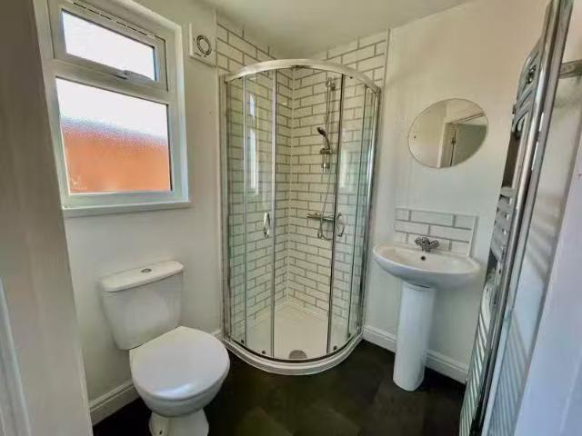 Charming 1 bedroom house share for rent in Room in shared hous.