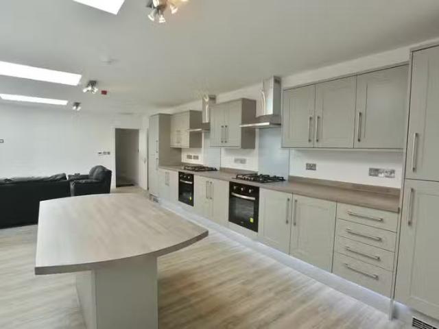 Charming 1 bedroom terraced house for rent in Carlyle Suites.