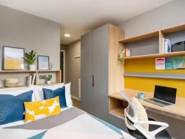 Unique 1 BR Zinc Quarter, Bristol Ensuite Silver