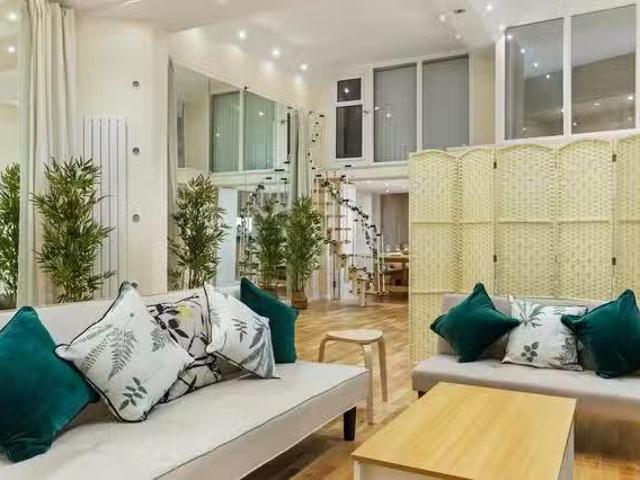 Nice 1 BR Birchfield Street, London