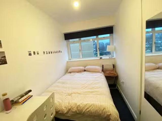 Charming 1 BR Churchill Gardens Road, London