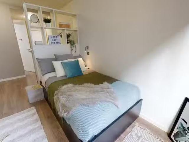 For Rent! 1 BR i Q City Bronze En Suite Plus