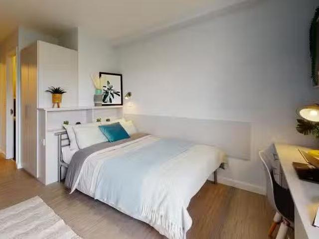 New 1 BR i Q Wilmslow Park Gold En Suite