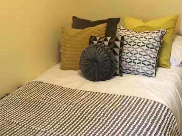 New 1 BR Longside House, Bradford Premier Ensuite UK Guaran.