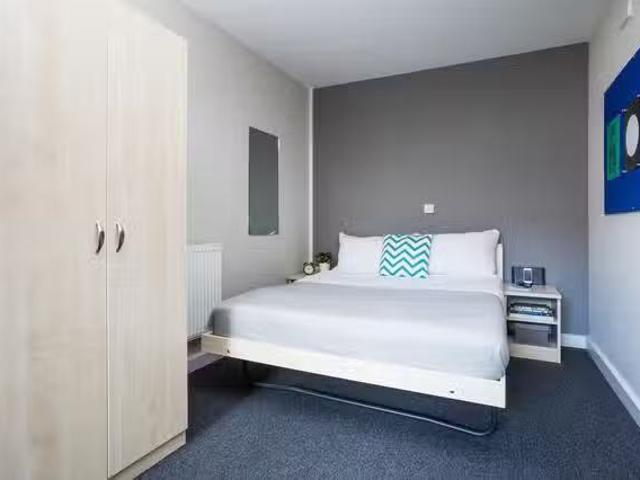 Cheap 1 BR Pacific Court Classic En Suite