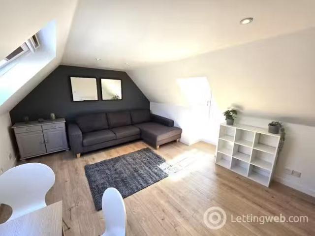 Cheap 1 BR Property to rent in Marischal Street, City Centre.
