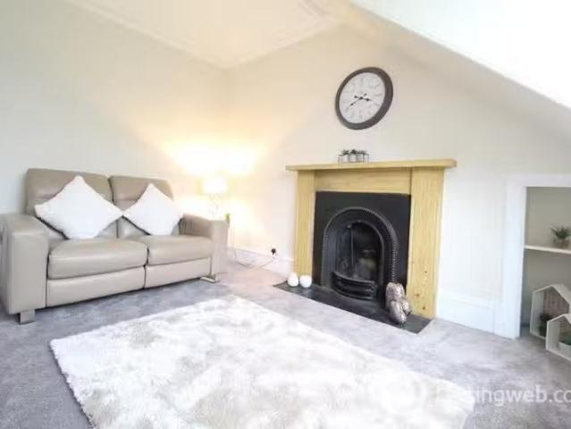 Just in! 1 BR Property to rent in Merkland Road, Top Floor Lef.