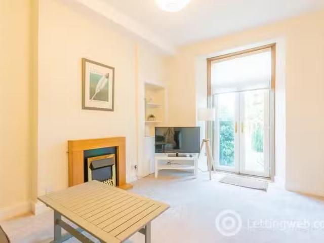 Cozy 1 BR Property to rent in Roseburn Street, Edinburgh, EH12