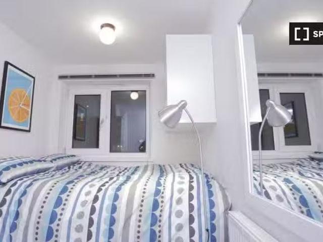 Cheap 1 BR Room for rent in a 4 Bedroom Apartment in Stratford.