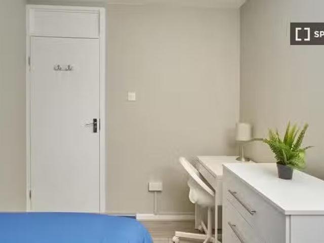 New 1 BR Room in shared 4 bedroom in Bow East, London