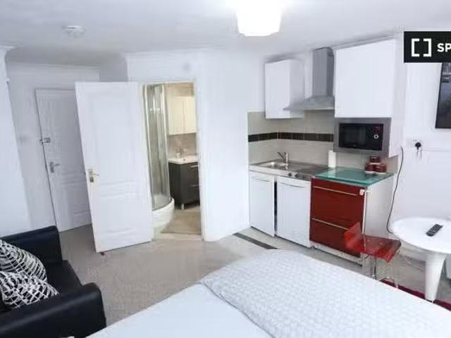 Nice 1 BR Studio for Rent with Central Heating in Thamesmead.