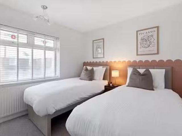 Rental! 1 Room The Byron House 3 bedrooms 1 bathroom