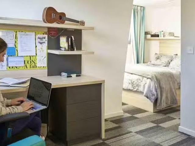 Charming 1 Room The Railyard Two Bed Apartment
