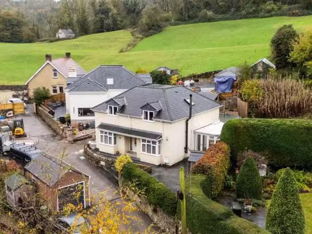 Rental! 2 BA 4 bedroom detached house for rent in Clatterway.