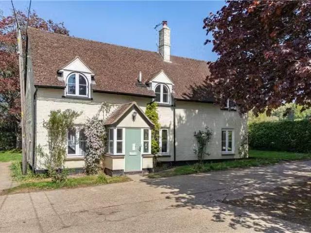 Deal! 2 BA 4 bedroom detached house for rent in Aylesbury Road.