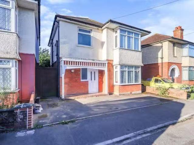 Cheap 2 BA 4 bedroom detached house for rent in Gorsecliff Roa.