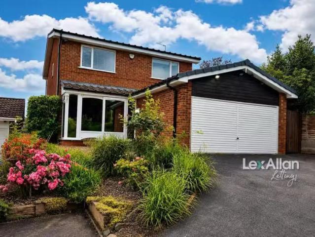 New 2 BA 4 bedroom detached house for rent in Hartsbourne Driv.