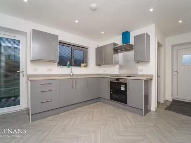 New 2 BA 4 bedroom detached house for rent in Heightside View.