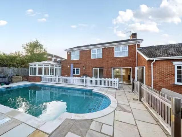 Deal! 2 BA 4 bedroom detached house for rent in Meriden Close.